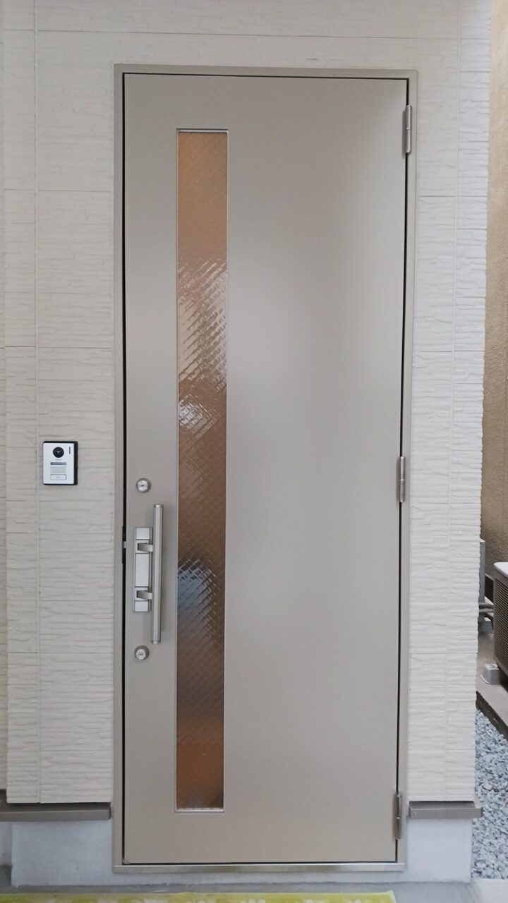 吹田市 会社事務所入り口、片開きスチールドア（硝子入り）を取付、施工例です。 – 吹田市・豊中市｜玄関・窓リフォーム・内窓取付｜井上昇商店｜